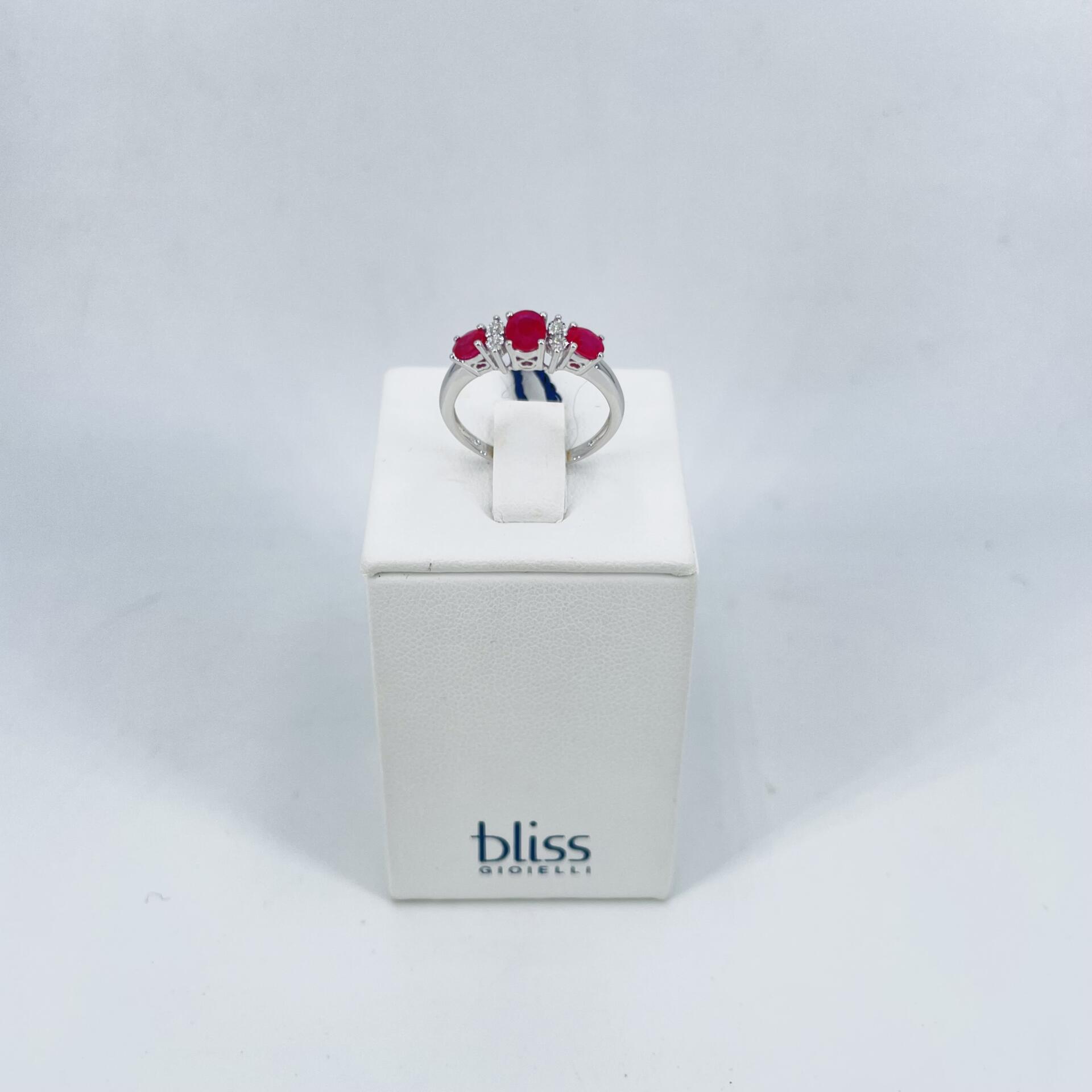 Anello in oro bianco 18KT trilogy con rubini e diamanti Bliss Gioielli | Sinopoli